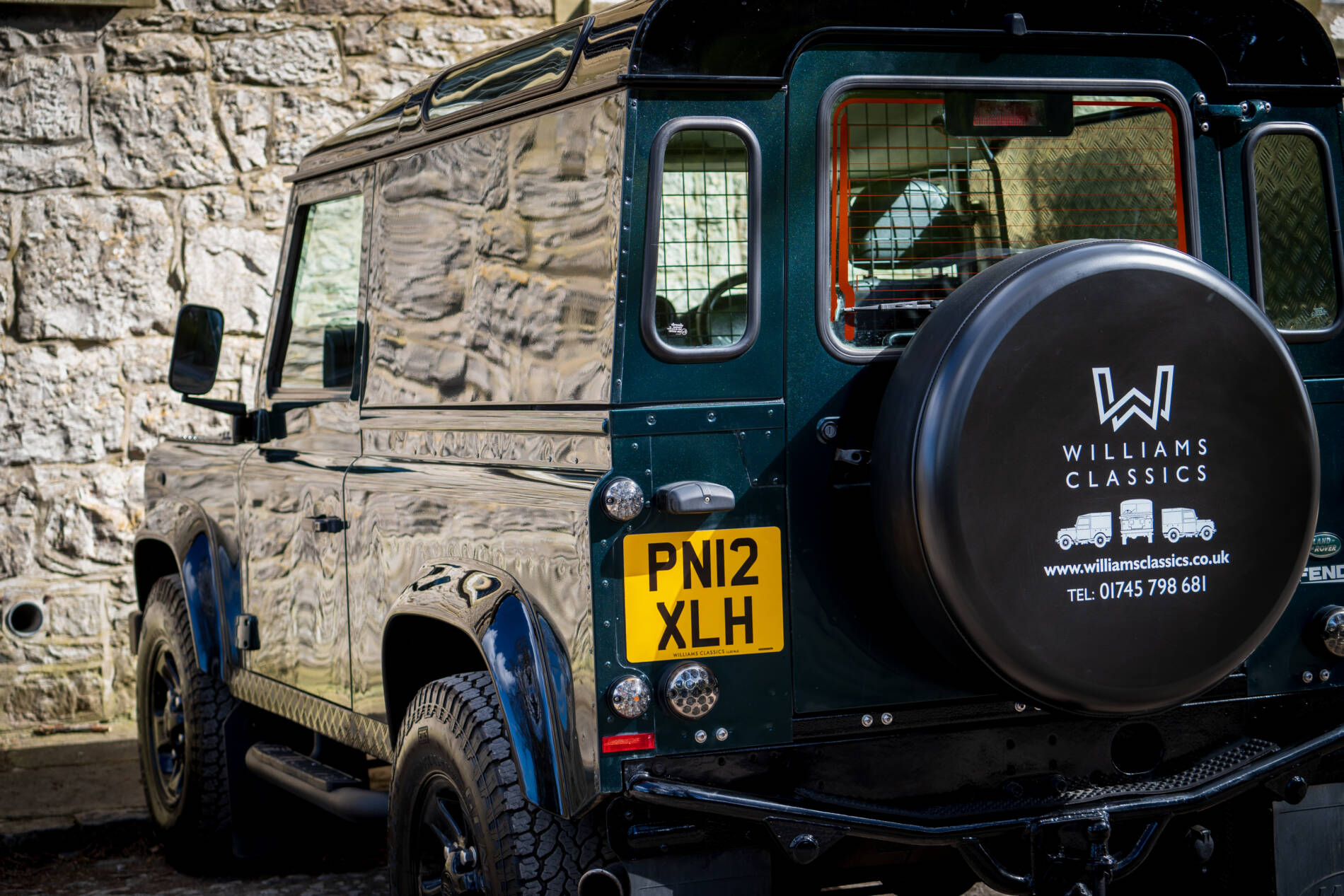 Land Rover Defender 90 2.2 Hard Top TDCi Aintree Green - Williams Classics