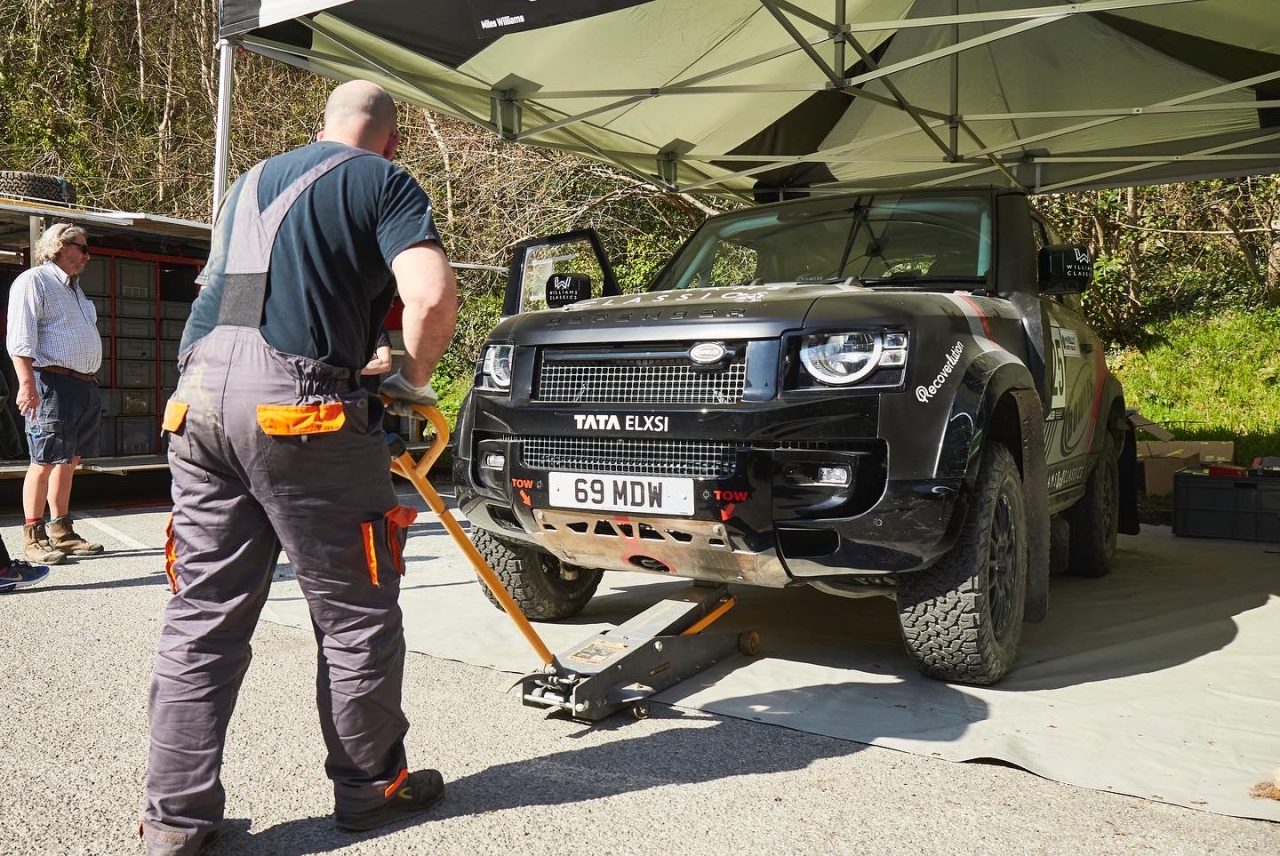 Williams Classics Bowler Defender Challenge Car L663 2022 - Williams ...