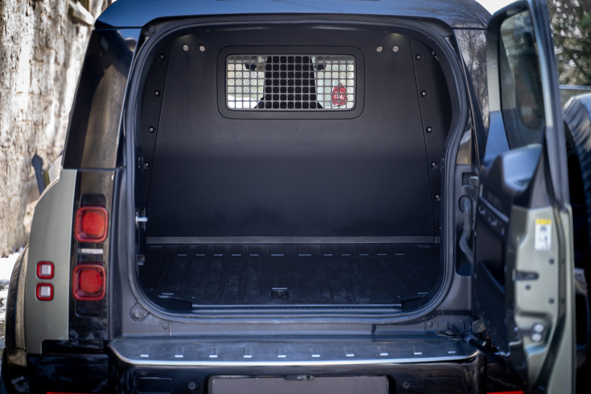 Land Rover Defender 90 3.0 D200 Hard Top Auto Commercial 3 Seater (111 ...